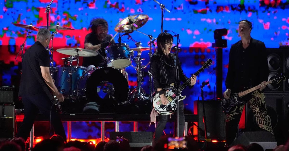 Nirvana Stage Surprise Reunion at FireAid With Special Guests