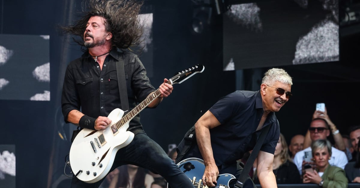Foo Fighters Honour Injured Pat Smear at L.A. Gig With 'My Hero'