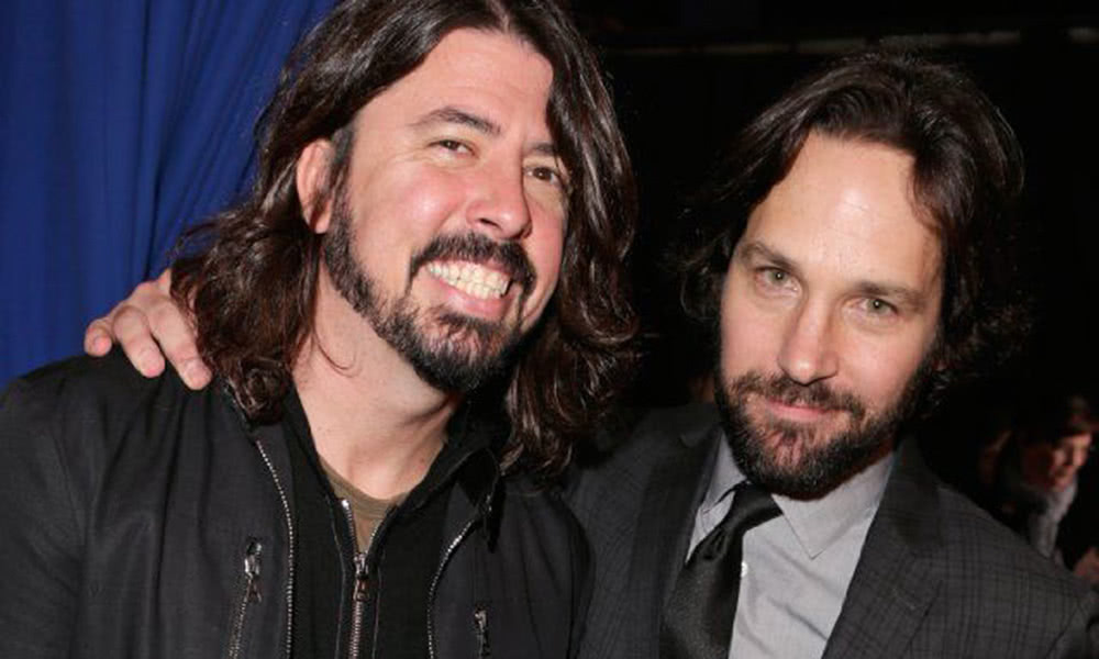 Watch Paul Rudd rock the heck out at a Foo Fighters concert