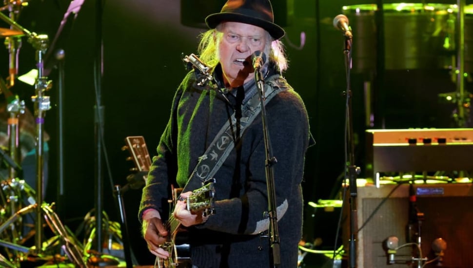 Bokep amalia muttya knocked on the door and the women in