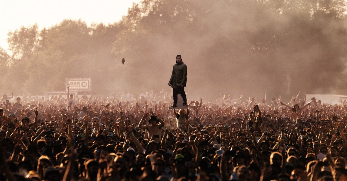 Oasis Fans Get Creative at Sold-Out Manchester Concert