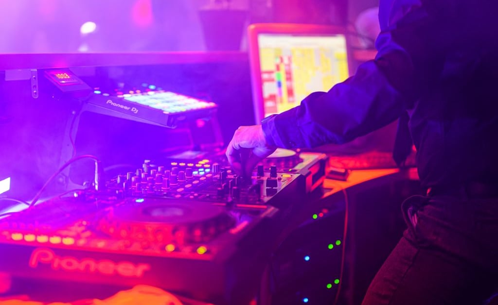 Victoria ditches more COVID-19 restrictions for entertainment sector