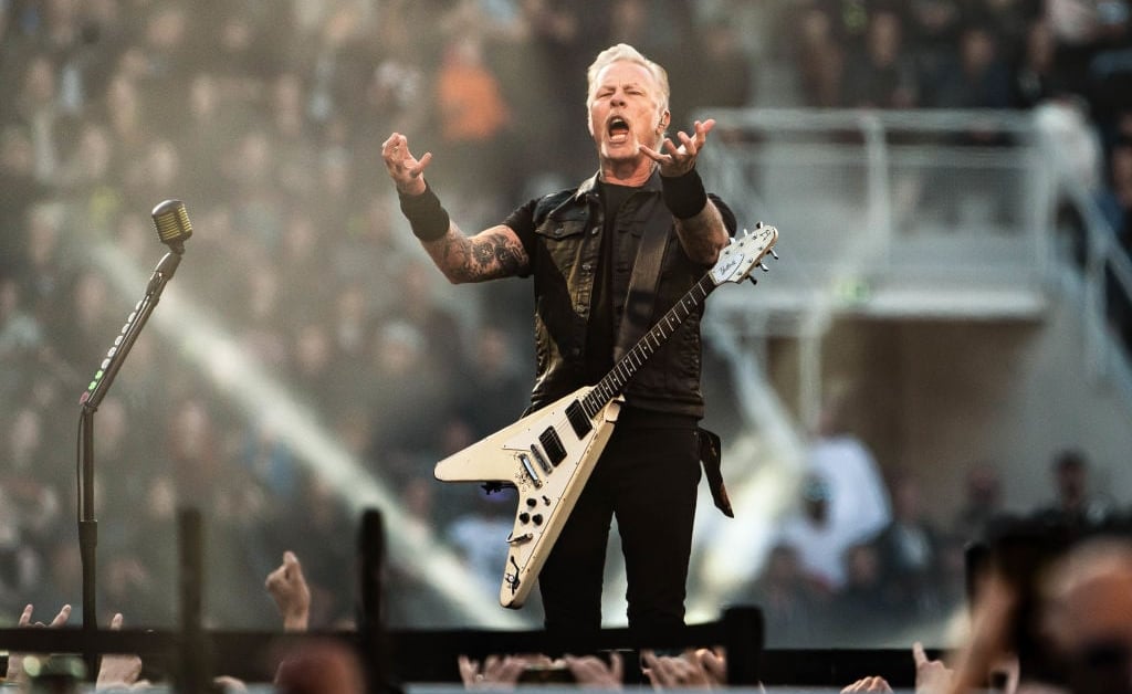 روی اسباب بازی جنسی بنشینید