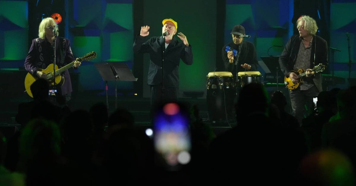 R.E.M. Perform Live Together at Songwriters Hall of Fame Reunion