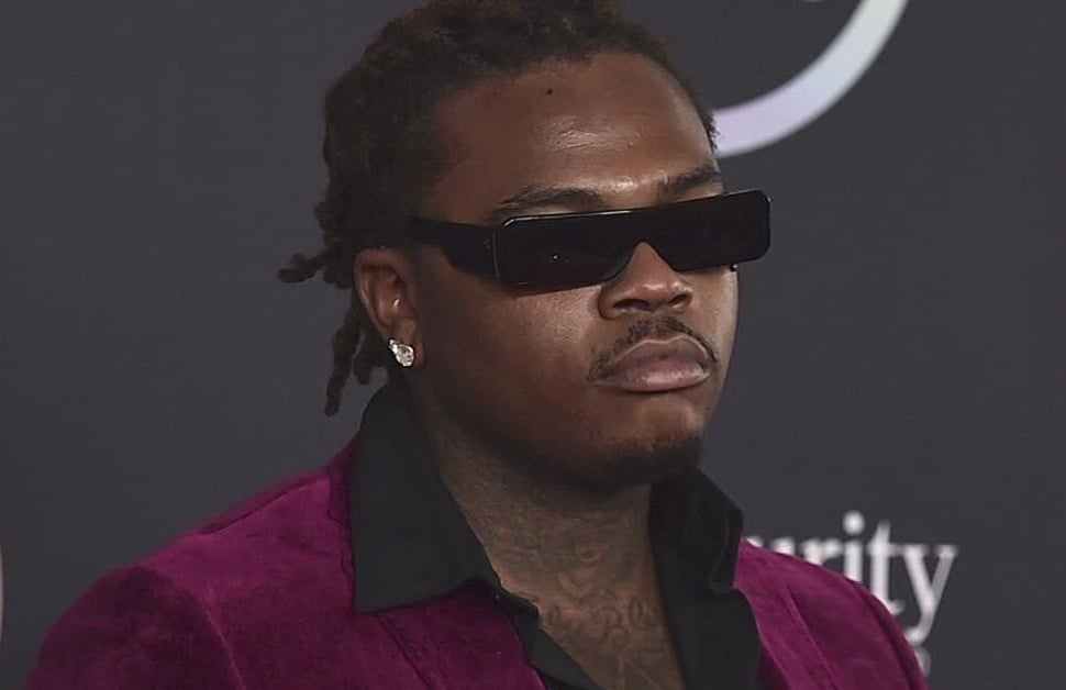 A shocking photo of Gunna in jail has leaked