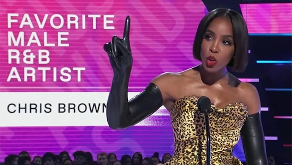 Kelly Rowland checks AMAs audience after they boo Chris Brown