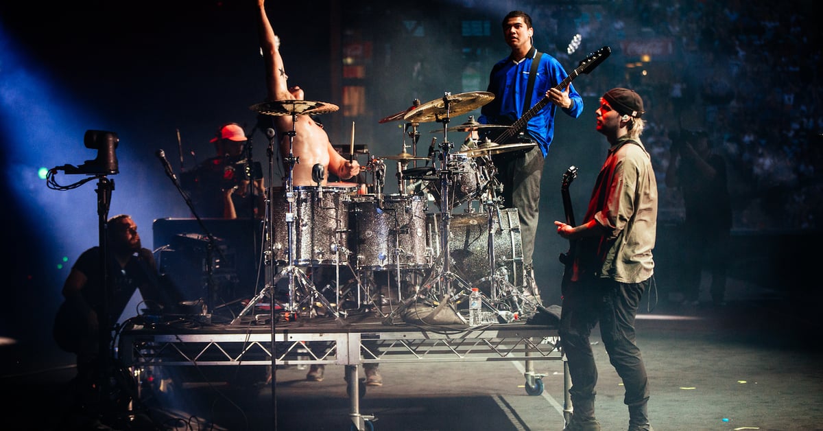 'Clerical error' robs 5SOS of #1 debut on Billboard album chart