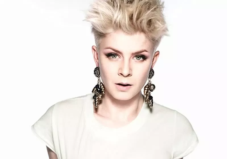 Robyn gives Australian fans a world exclusive with new album