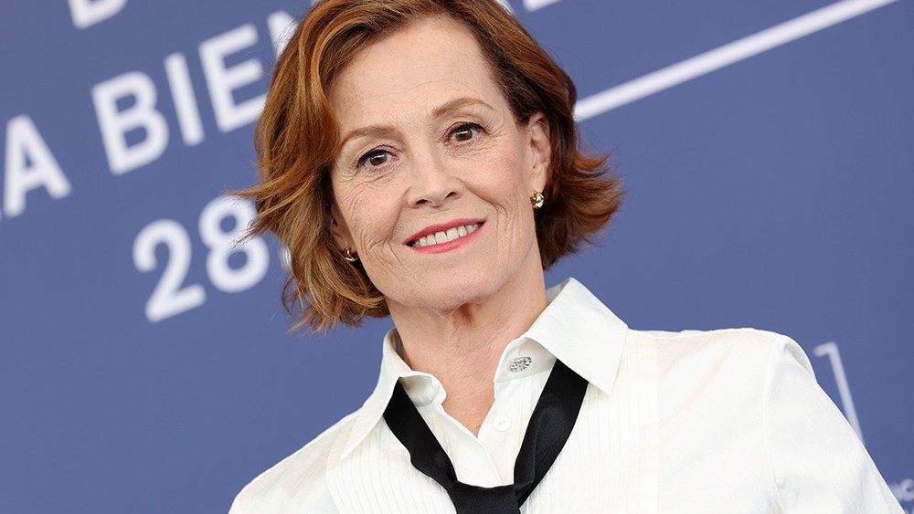 Sigourney Weaver Tears Up at Venice After Reporter Links 'Alien's ...