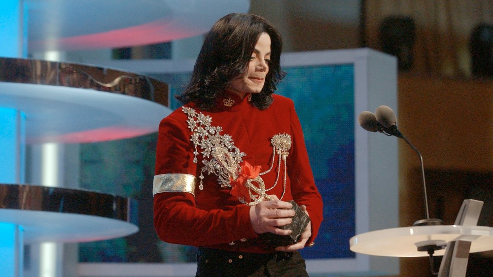 Michael Jackson Accepts Imaginary "Artist of the Millennium" Award ...