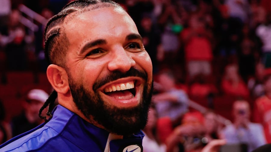 Drake Awards $10,000 to Winner of Lookalike Contest