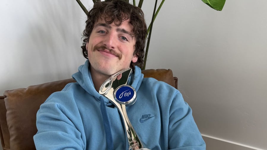 Benson Boone stops traffic in Paris to sing “Beautiful Things” with ...